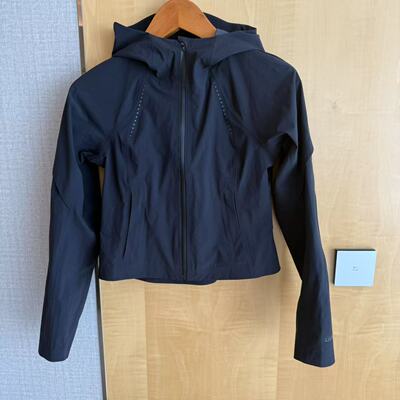 lululemon fast and free cropped waterproof jacket 女士外套