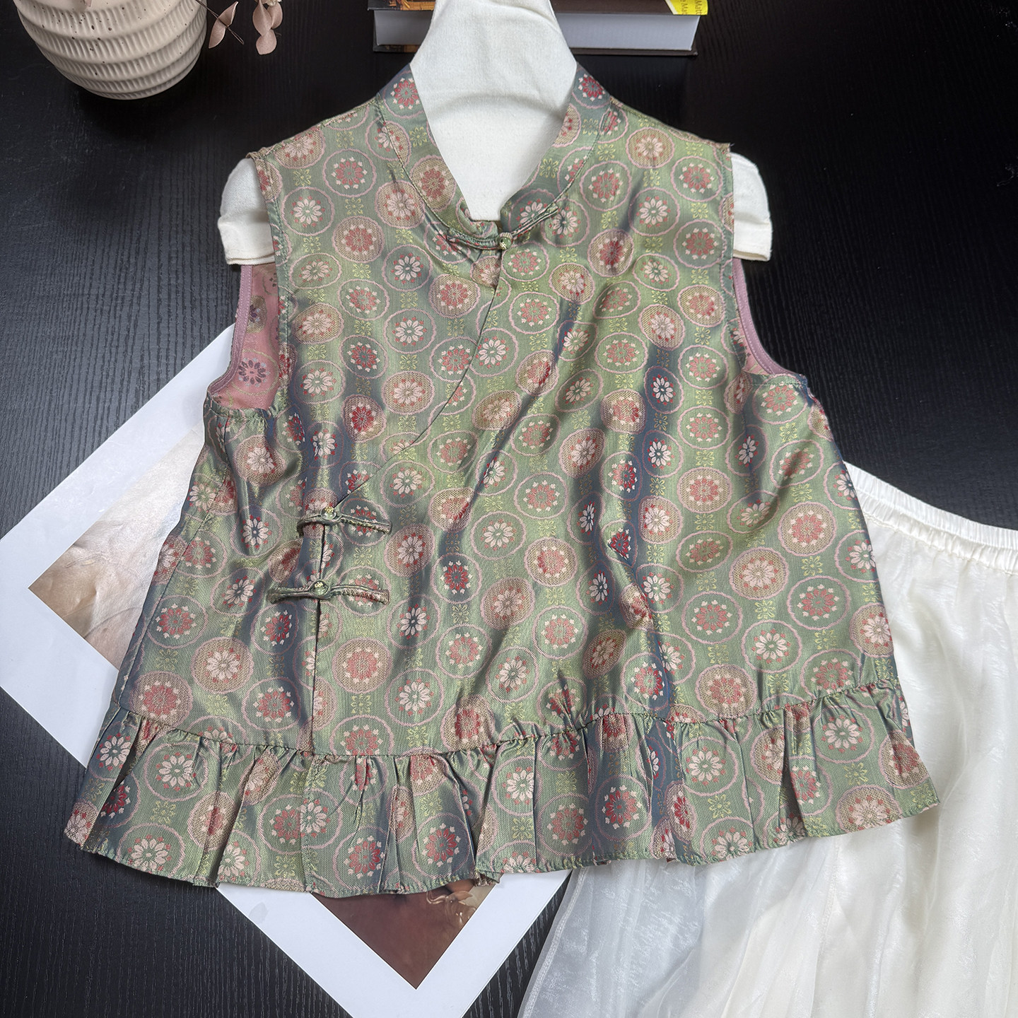 【青锦宝棠】新中式蜀锦马甲女立领盘扣宝相花荷叶边无袖国风上衣