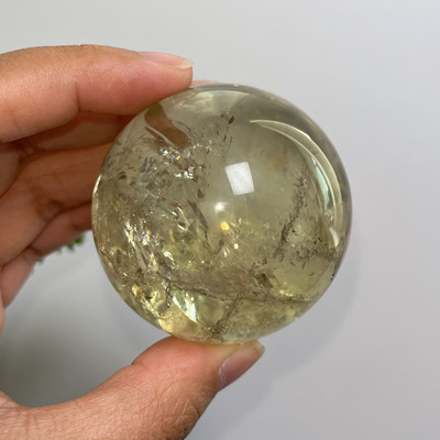 天然黄水晶球摆件冰透带彩虹光直径5.26cm，重205g，51号