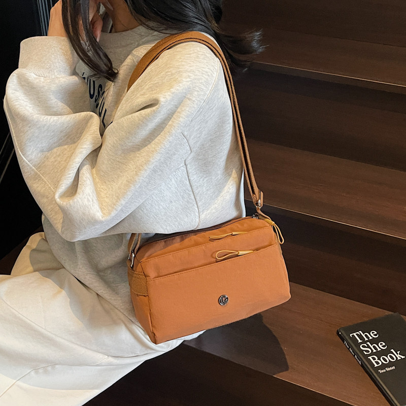 牛津布斜挎包女2025新款包包大容量多隔层轻便单肩小包时尚帆布包