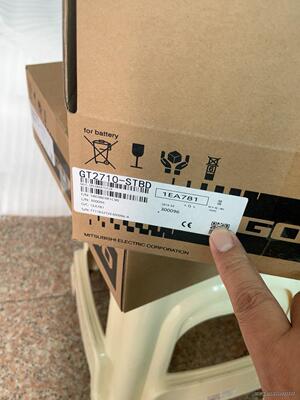 三菱触摸屏GT2710-STBD全新原包装的安装卡扣多在的，
