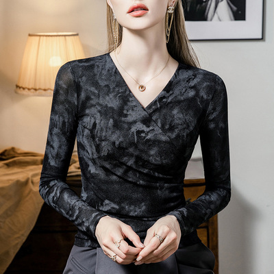 印花网纱V领打底衫女时髦小衫