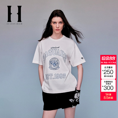 绫致SEASON HIGH时尚潮流宽松版型圆领胸前杰克逊维短袖T恤女