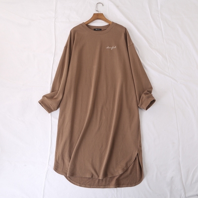 字母印花长袖圆弧下摆连衣裙