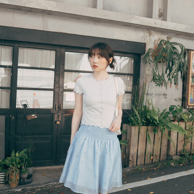 QUEENSHOP 2026秋冬新品女装银葱光泽木耳边短版上衣灰白01099823