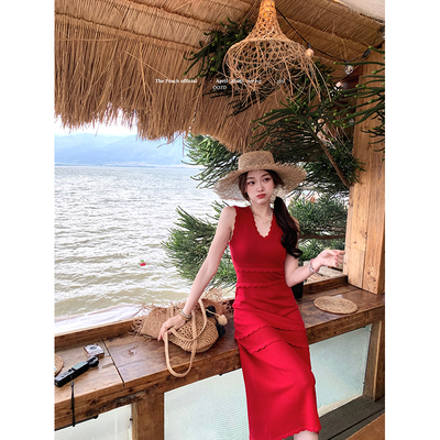 温柔修身镂空绞花针织背心连衣裙