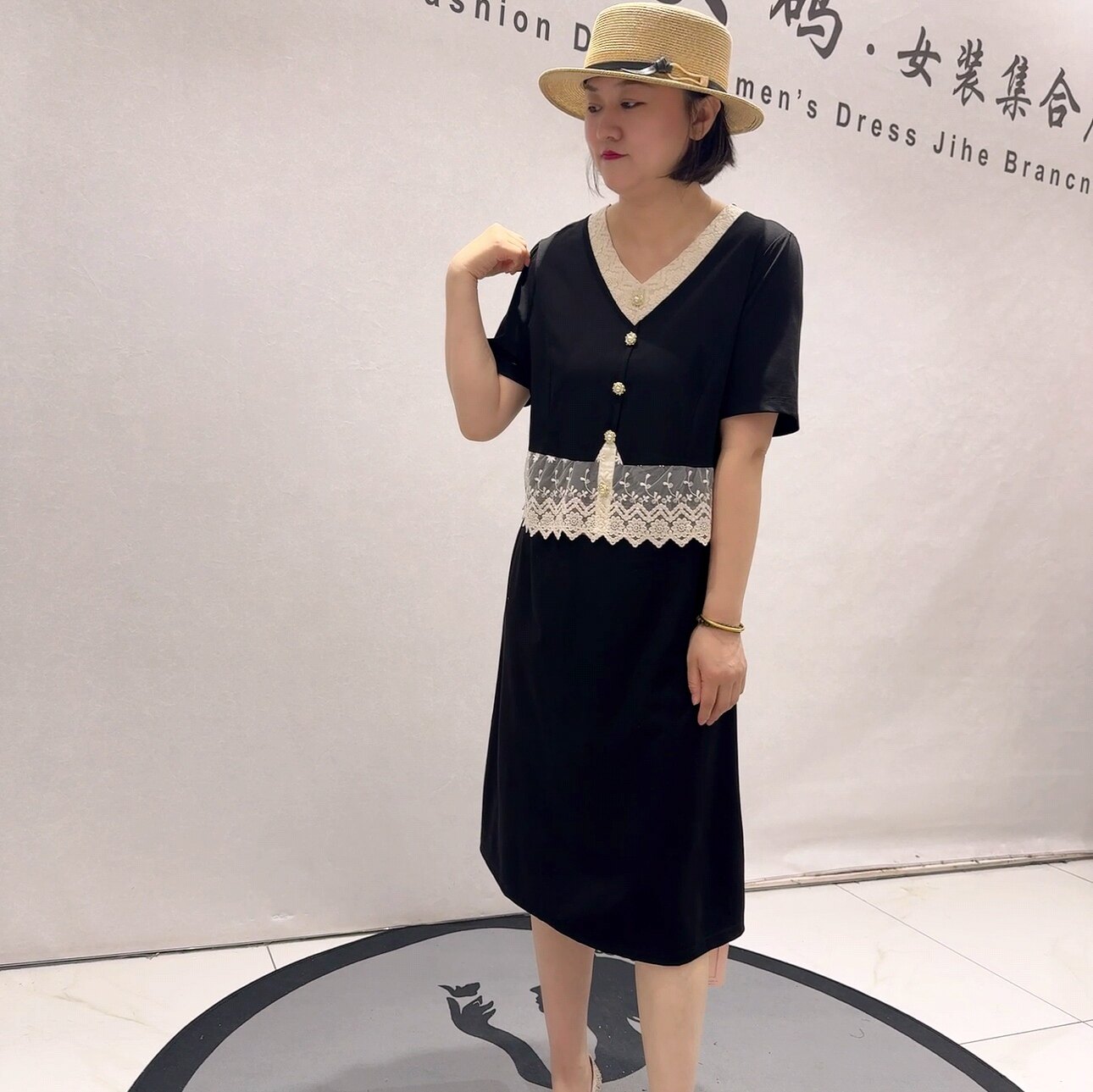 5891芮娜依莲夏款新品v领时尚设计感洋气减龄连衣裙加大码女装