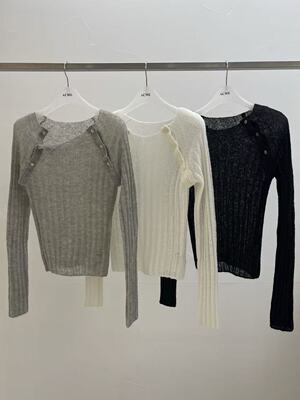 现 韩国东大门26秋季新款Acme时髦斜领露肩系扣长袖针织衫女
