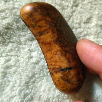 新疆和田玉籽料黄皮桃花玉 紫罗兰 直闪石玉原石67.8克