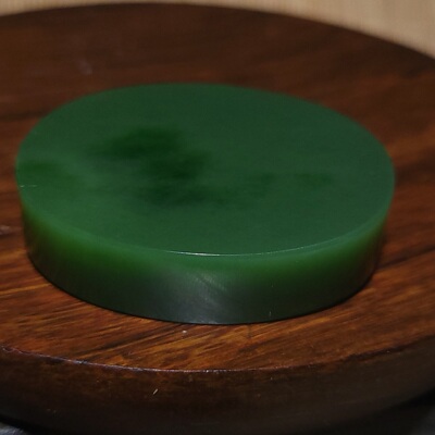 YQ011703新疆的猫65.2克高脂粉感强烈的和田玉碧玉菠菜绿无事牌