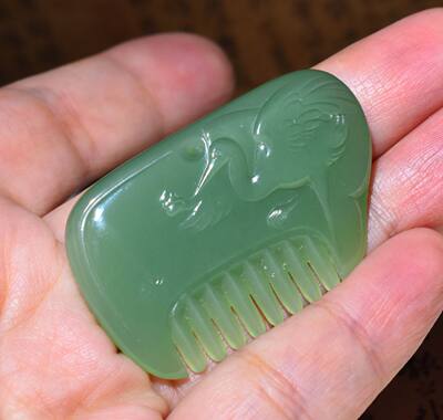 新疆的猫JJ121804  14.8克，俄料老坑粉绿碧玉梳子挂坠