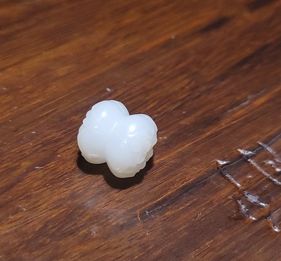 新疆的猫YQ123003 2.6克超级油糯的并蒂莲且末羊脂白玉配饰挂件