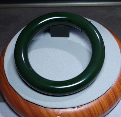 新疆的猫Z122003 68.1克，R55七号老矿浓菠菜绿碧玉手镯