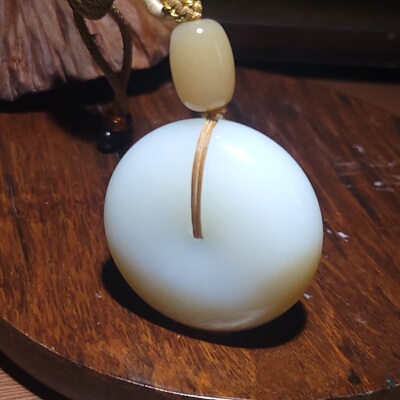 新疆的猫YQ103003 55.7克糖色亮丽油润油膏料且末糖白玉平安扣