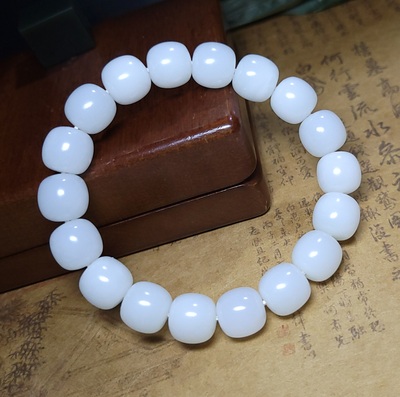 新疆的猫Z122905 51.1克，特细极浓糯精工老俄料三高羊脂白玉手串