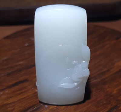 新疆的猫YQ102503 57.9克,且末超高品质的羊脂白莲花平安牌