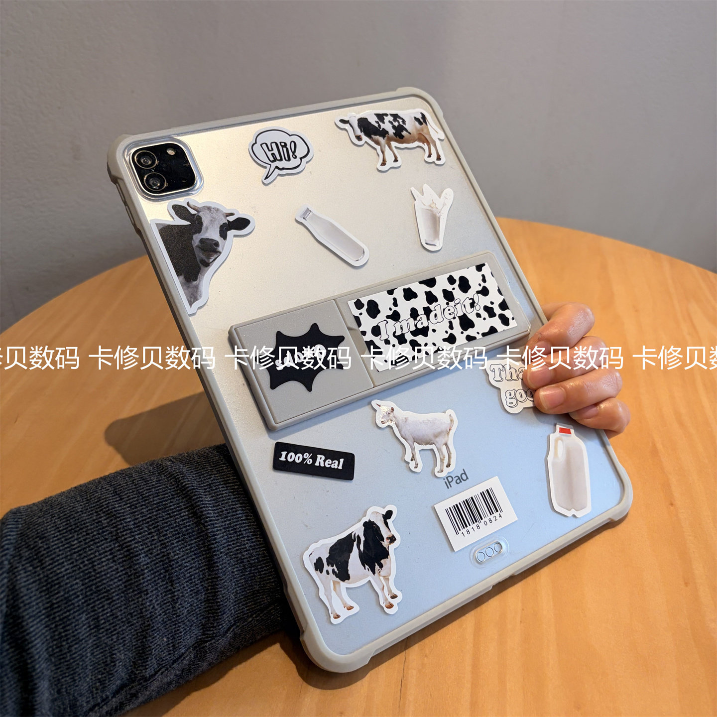 ins风奶牛磨砂带支架适用苹果iPadair7保护套2026款8第9代10.9防弯pro11英寸10.2亚克力9.7平板套A2602单后壳