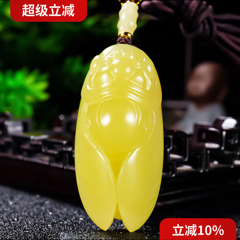 新疆大师张亚龙作品 和田玉若羌鸡油黄黄玉一鸣惊人挂件32.10克