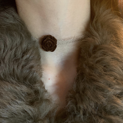 毛茸茸 咖色玫瑰花choker颈链女秋冬简约锁骨链高级感细款项圈潮