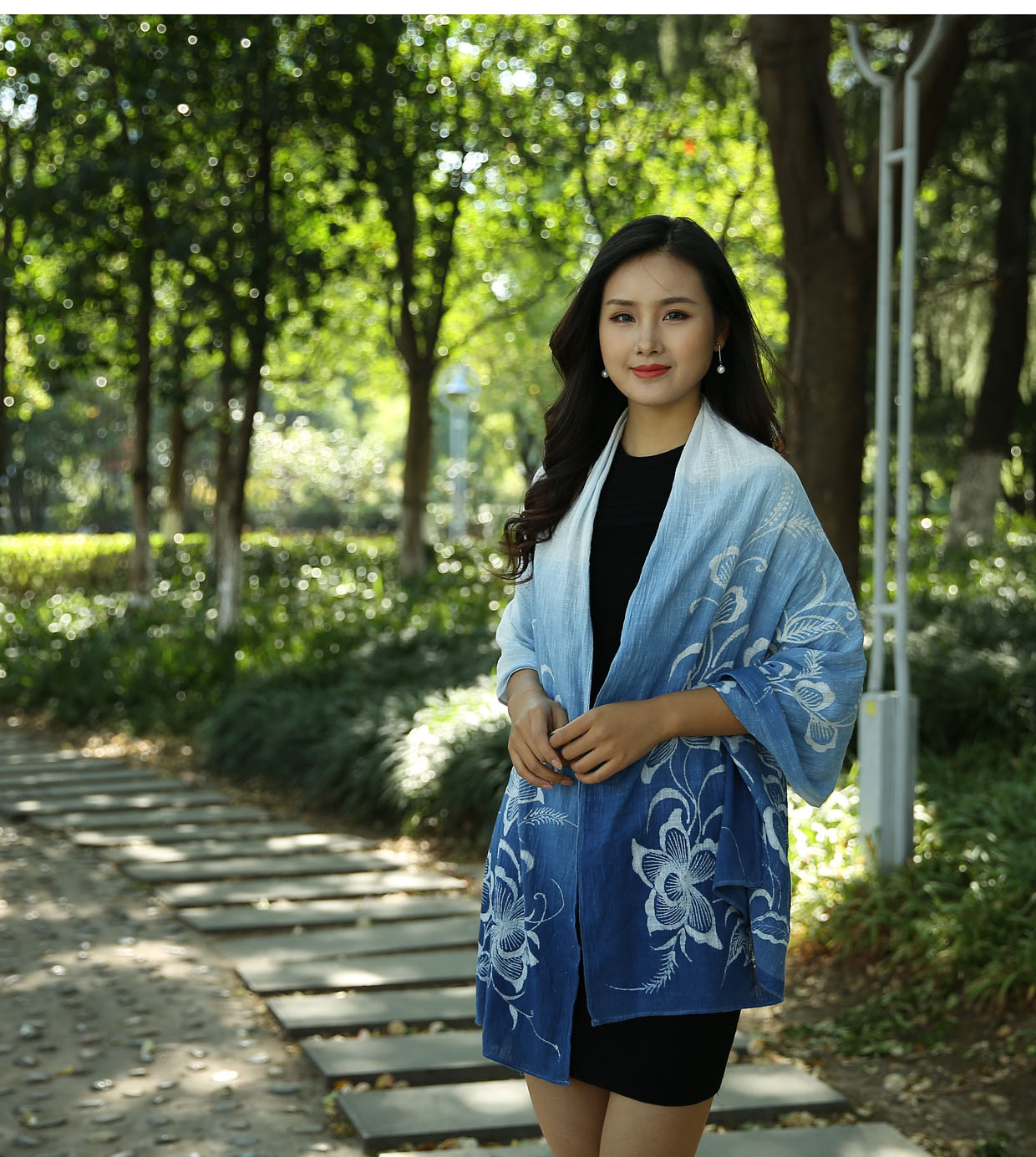 贵州丹寨蜡染围巾披肩定制秋冬款渐变蓝靛草原创品牌苗族非遗礼物