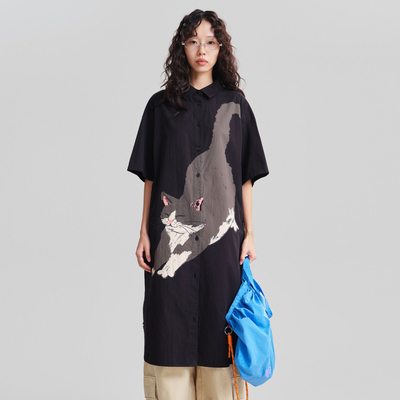 MOVEUP幻走2026春季新款.FUN系列翻领猫咪印花口袋长款衬衫女