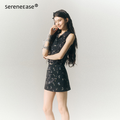 SereneEase黑色碎花衬衫短裙套装