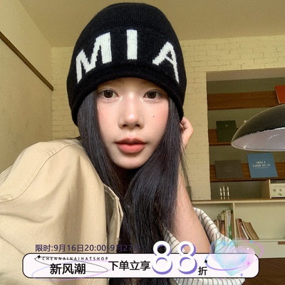 质感至上！陈奶奶搭字母毛线帽子