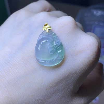 天然缅甸冰种翡翠如意吊坠