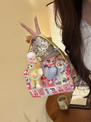 好piu亮的hellokitty手提包！好喜欢～多巴胺的感觉！kitty包包