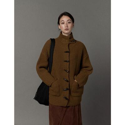 高领宽松牛角扣设计针织开衫外套
