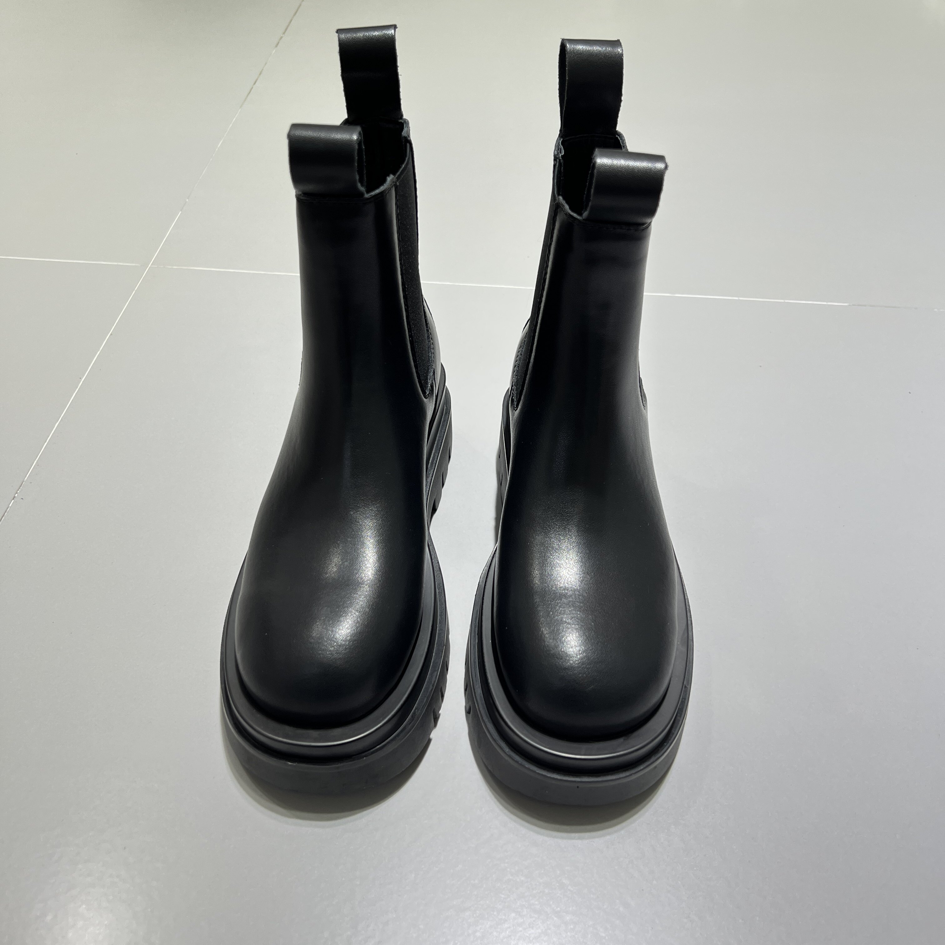 悦薇高品质女鞋显瘦松糕底烟筒靴舒适百搭切尔西靴短靴休闲中筒靴