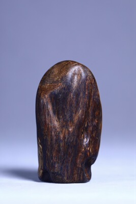 文莱黑棋沉水老料瘤疤沉香原料原木素牌39.45克手把件