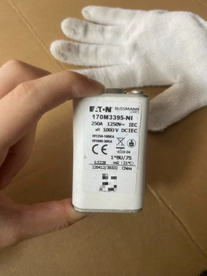 出EATON Bussmann品牌的白色维修开关熔断器，型号为170M3395-N