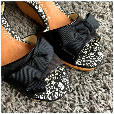 蝴蝶结坡跟防水台凉鞋现货