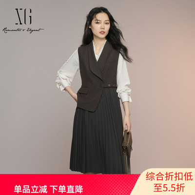 XG雪歌2025秋假两件百褶拼接显瘦通勤无袖西装连衣裙XK304020A374