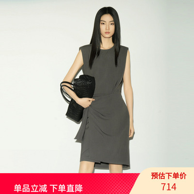 XG/雪歌26夏款灰色无袖连衣裙女圆领捏褶高腰直筒裙XL204019A584