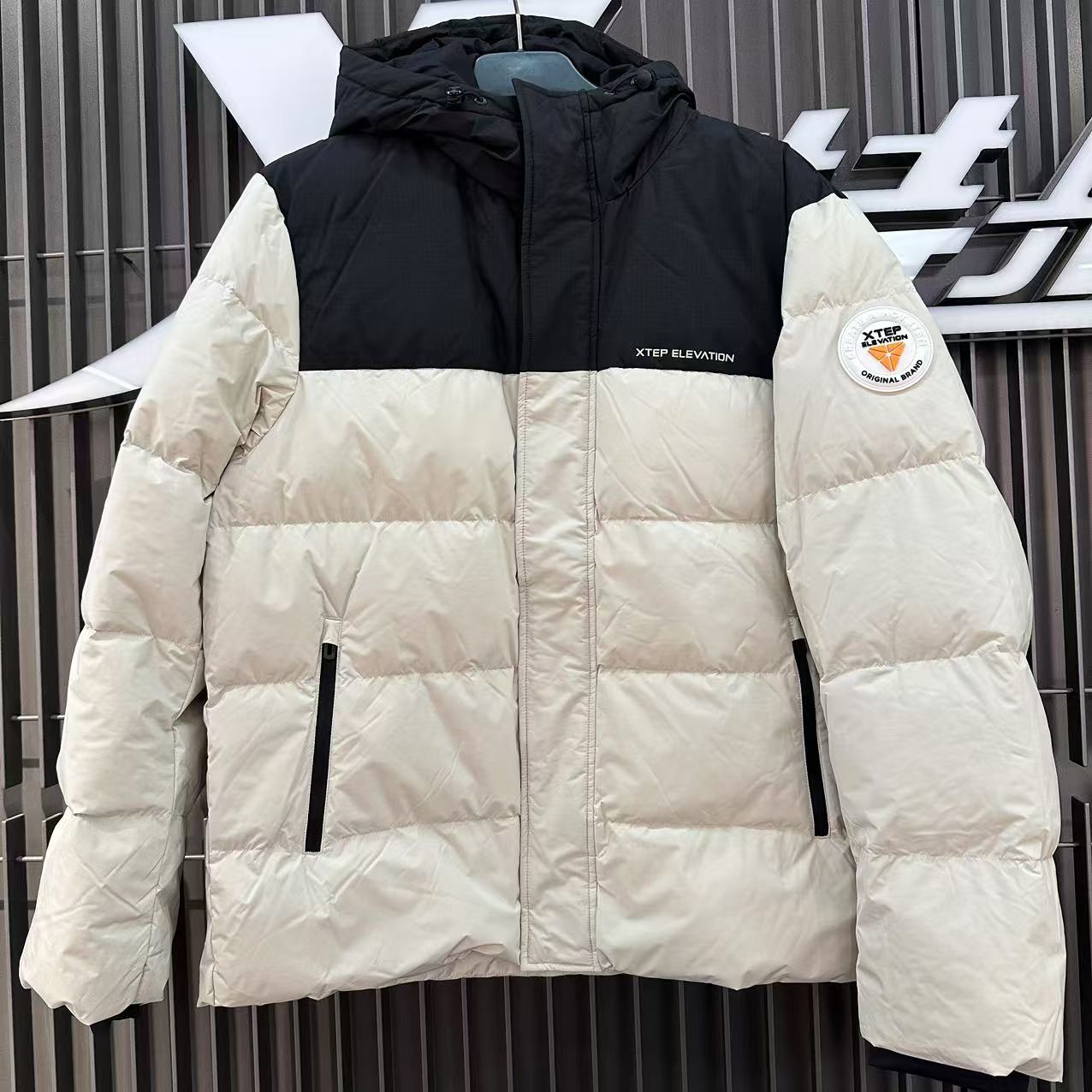 特步2024年冬季新款羽绒服保暖时尚防风运动黑白外套976429190390