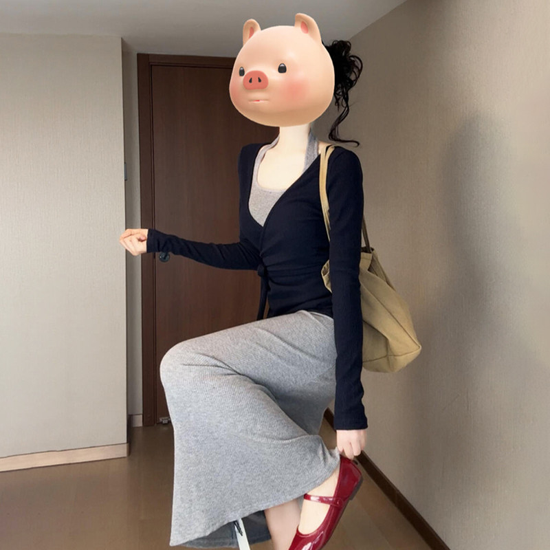 开春穿搭韩系挂脖吊带连衣裙子女2025新款春季高级感绝美长裙套装