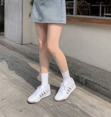 adidas 牛剖层革舒适百搭美式校园风男女同款 白银色JP9959