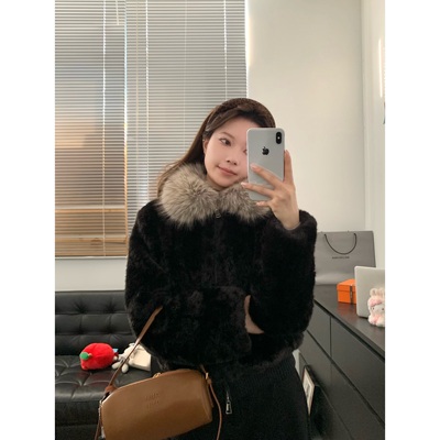 毛领拼接羊羔毛外套黑色皮毛一体