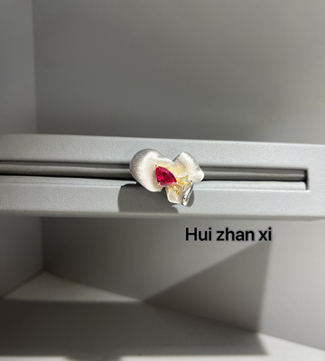 Hui zhan xi培育红宝花朵豪镶拉丝设计款戒指