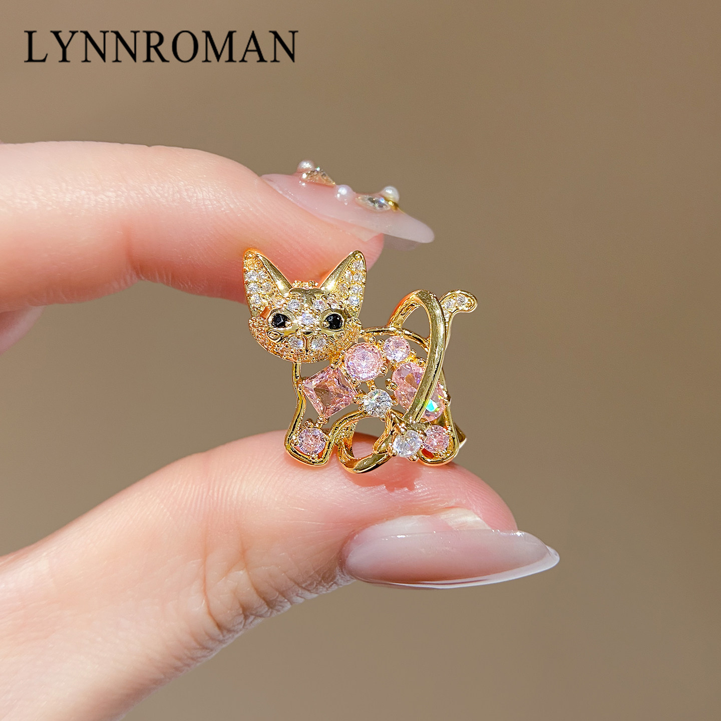 LYNNROMAN可爱粉锆猫咪胸针高端精致时尚别针固定衣服防走光扣女