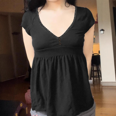 美式少女风蕾丝拼接V领排扣纯欲短袖T恤辣妹收腰百搭打底衫上衣