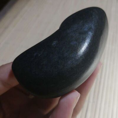 112.5克 新疆和田墨玉籽料原石原籽 油润聚墨玉石独籽原料手把件