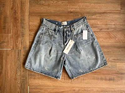 精致花朵刺绣牛仔中裤