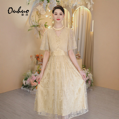 设计感独特优雅挂脖钉珠连衣裙