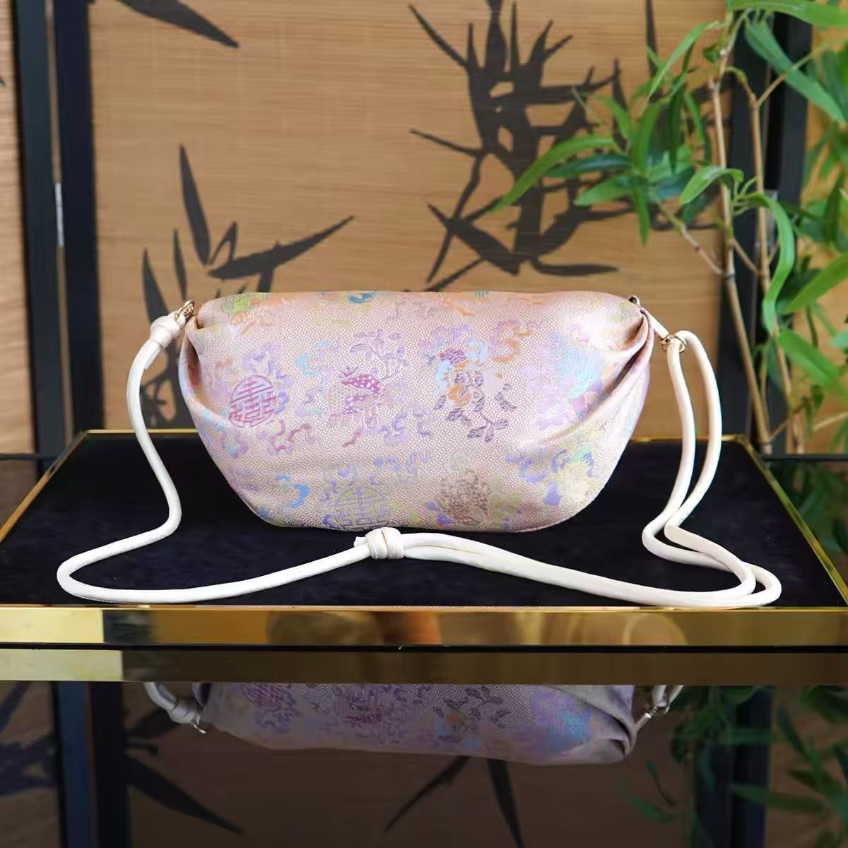 新款中式国风斜挎包日常外出百搭女包轻便绣花手机包复古拉链小包