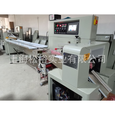 嘴巴香辣片辣条包装机 大刀肉辣片包装机 卫龙辣条枕式包装机松裕