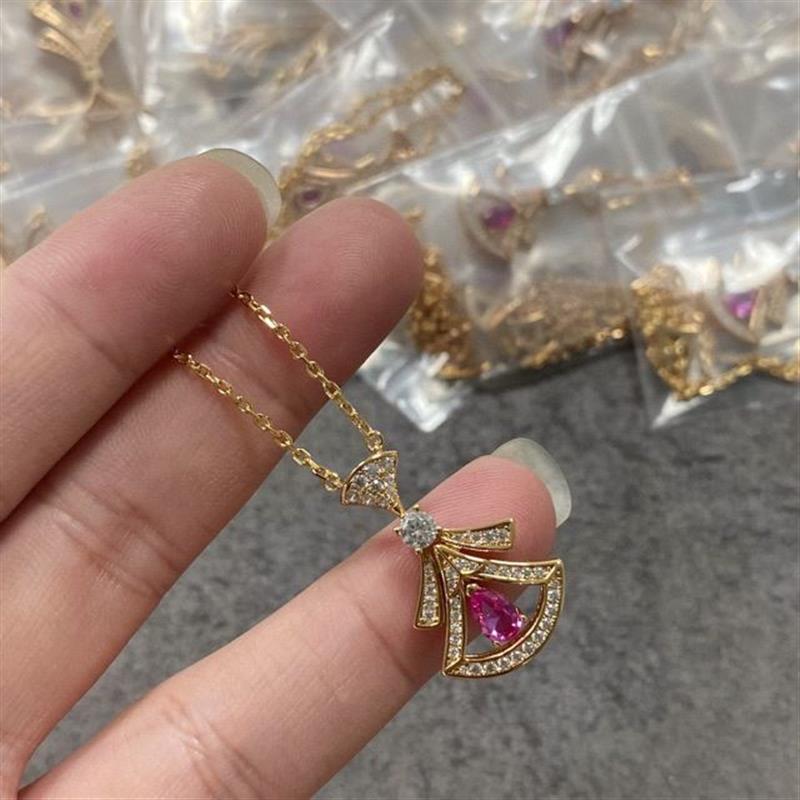 V金精工七夕小扇子裙子项链女扇形绿蓝红宝石颈链跳动的心锁骨链