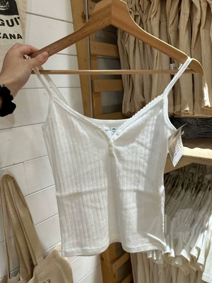 BrandyGirl新款花边V领三粒扣bm吊带背心女镂空纯棉修身显瘦上衣